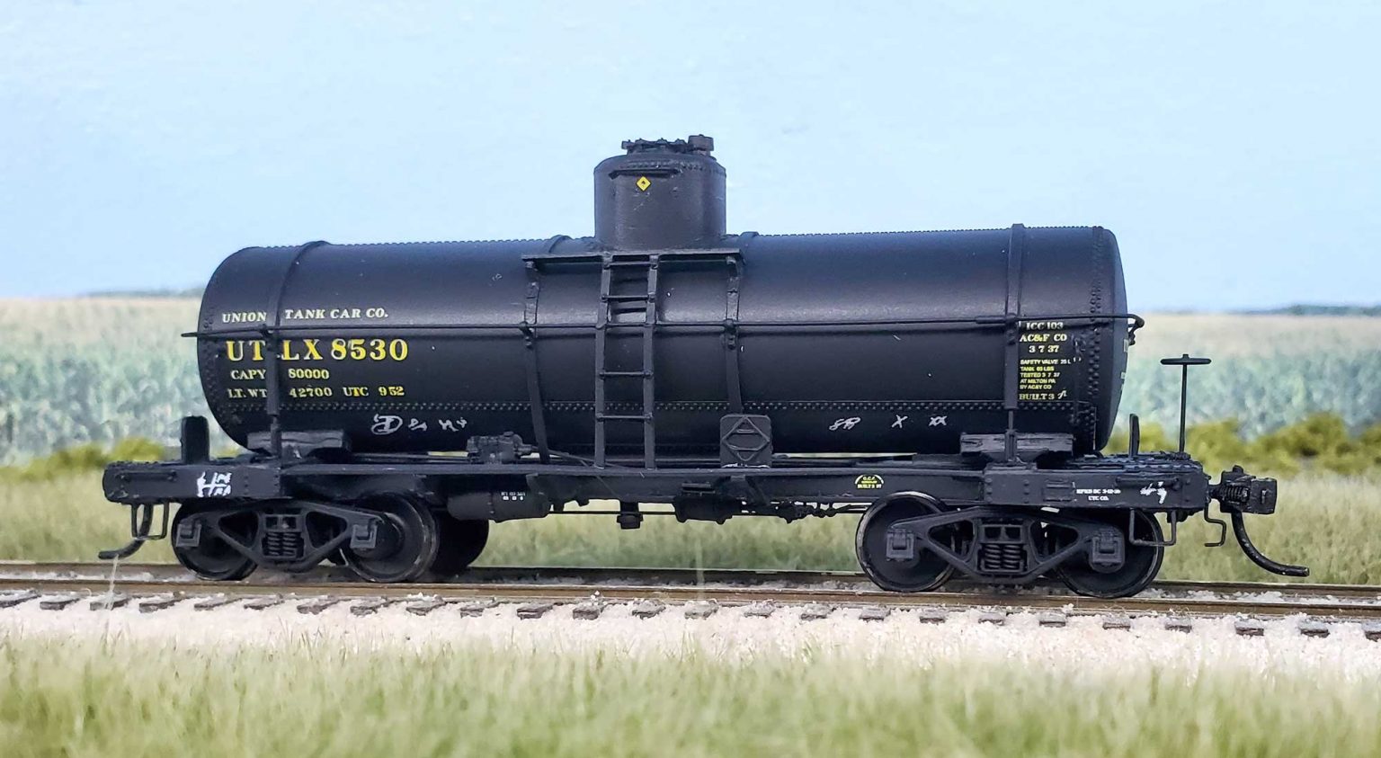 New UTLX 6.5K gallon tank car kit | Resin Car Works Blog
